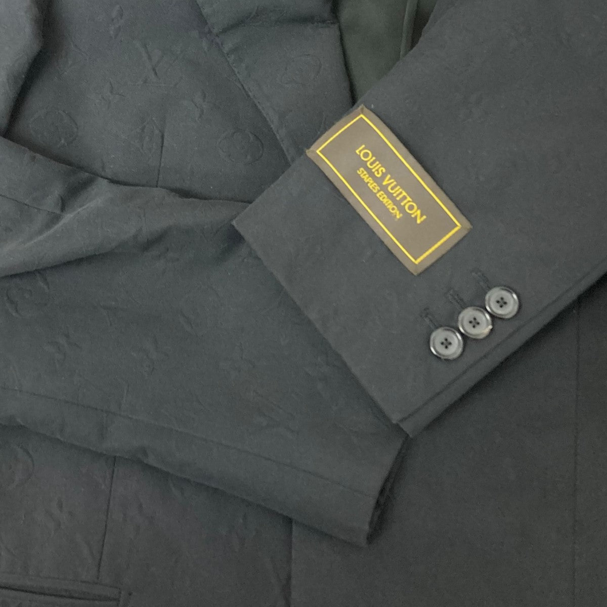 LOUIS VUITTON(ルイヴィトン) 21SS モノグラムエンボステーラードジャケット RM211Q ZDC HKJ421 ブラック サイズ 44｜【公式】カインドオルオンライン ...